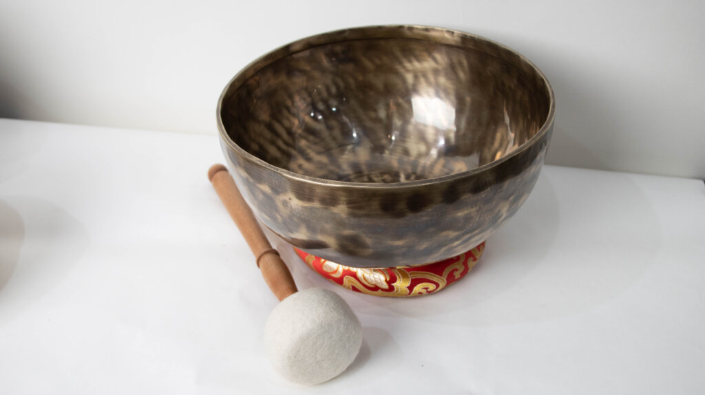 Dia. 26.5 cm Handcrafted Hammered Singing Bowl - Dionysus Artcrafts ...